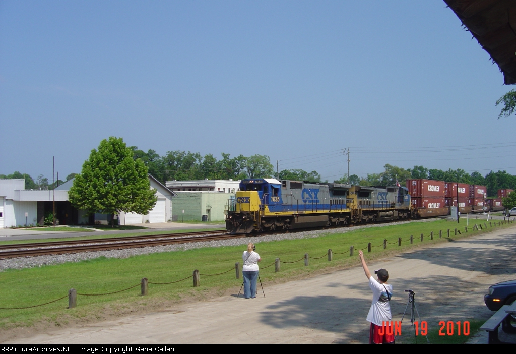 CSX 7635 and 7654 lead Q181 southbound